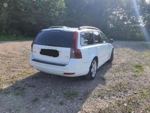 White Volvo V50 2011 in Birzai, with an engine capacity of 1.56 L and mileage of 297 thousand km for 3250 €, photo 4 on AUTOMOTO.COM.LV