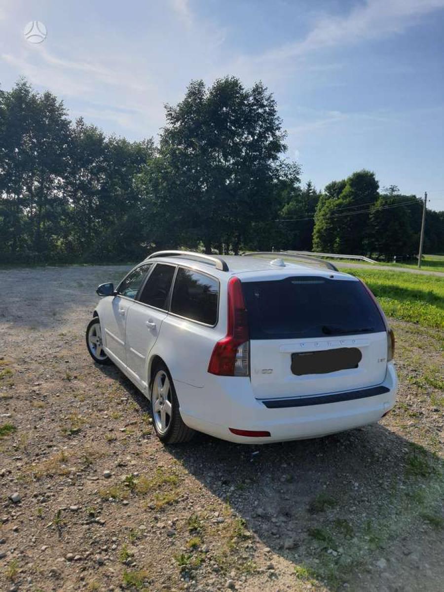 White Volvo V50 2011 in Birzai, with an engine capacity of 1.56 L and mileage of 297 thousand km for 3250 €, photo 5 on AUTOMOTO.COM.LV