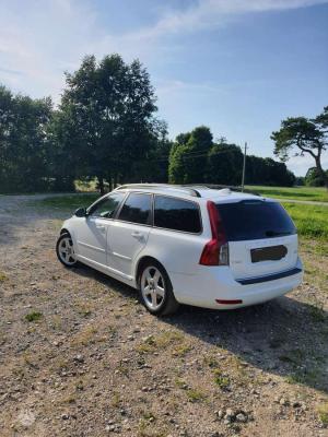 White Volvo V50 2011 in Birzai, with an engine capacity of 1.56 L and mileage of 297 thousand km for 3250 €, photo 6 on AUTOMOTO.COM.LV