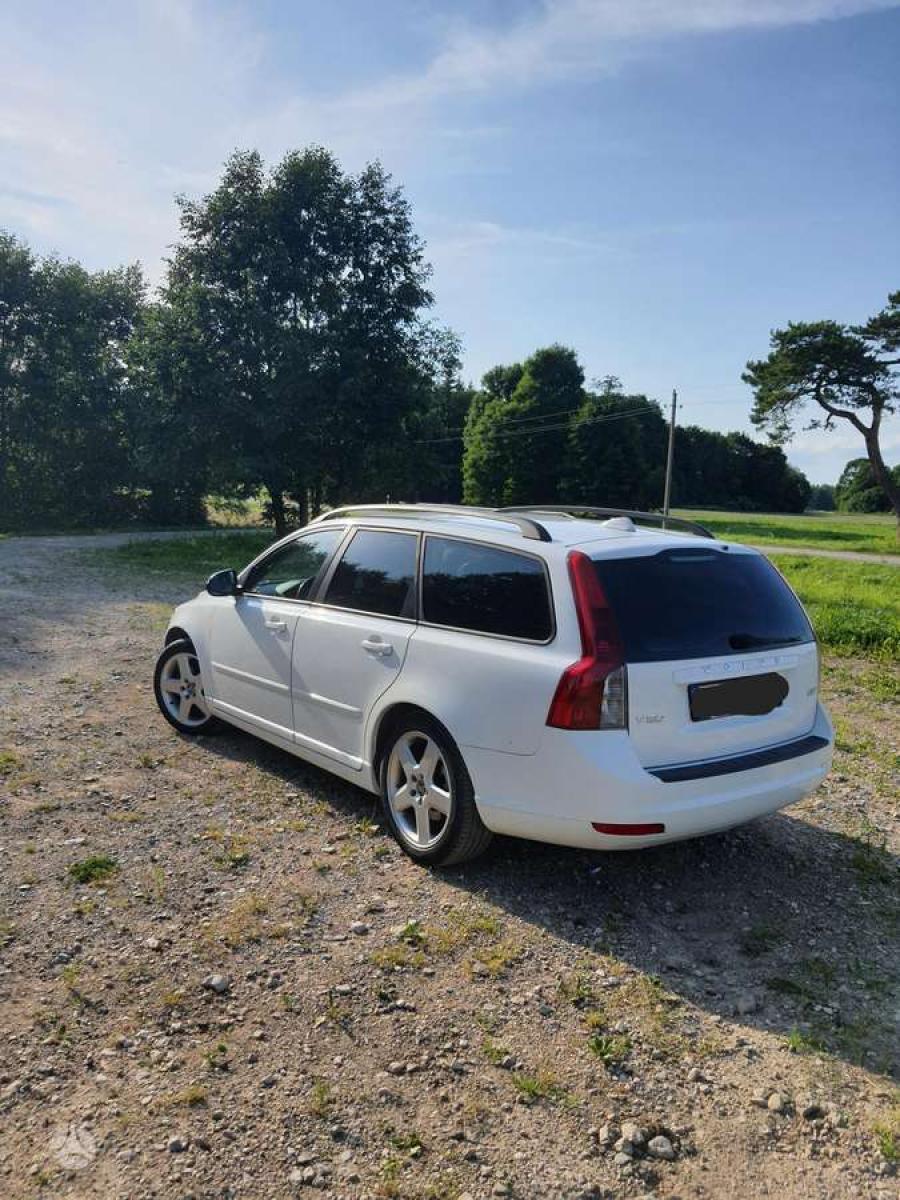 White Volvo V50 2011 in Birzai, with an engine capacity of 1.56 L and mileage of 297 thousand km for 3250 €, photo 6 on AUTOMOTO.COM.LV