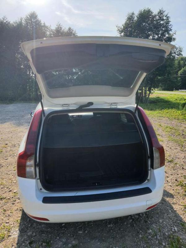 White Volvo V50 2011 in Birzai, with an engine capacity of 1.56 L and mileage of 297 thousand km for 3250 €, photo 7 on AUTOMOTO.COM.LV
