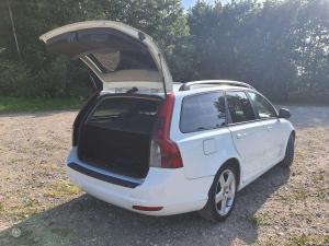 White Volvo V50 2011 in Birzai, with an engine capacity of 1.56 L and mileage of 297 thousand km for 3250 €, photo 9 on AUTOMOTO.COM.LV