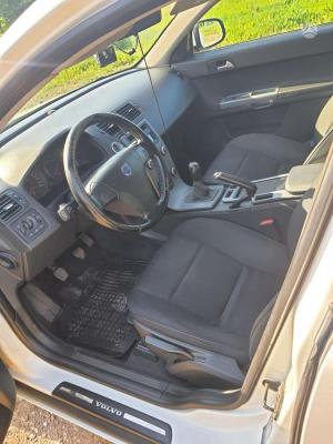 White Volvo V50 2011 in Birzai, with an engine capacity of 1.56 L and mileage of 297 thousand km for 3250 €, photo 13 on AUTOMOTO.COM.LV