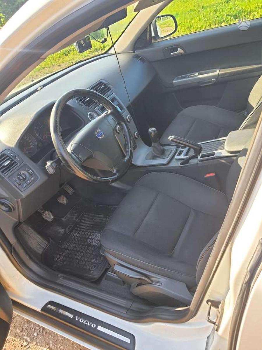 White Volvo V50 2011 in Birzai, with an engine capacity of 1.56 L and mileage of 297 thousand km for 3250 €, photo 13 on AUTOMOTO.COM.LV