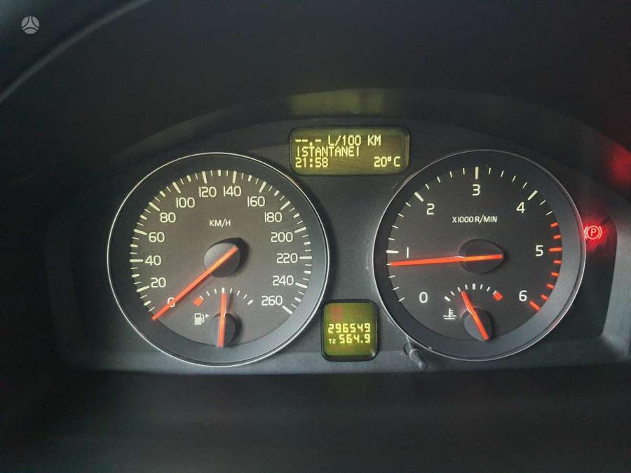 White Volvo V50 2011 in Birzai, with an engine capacity of 1.56 L and mileage of 297 thousand km for 3250 €, photo 24 on AUTOMOTO.COM.LV