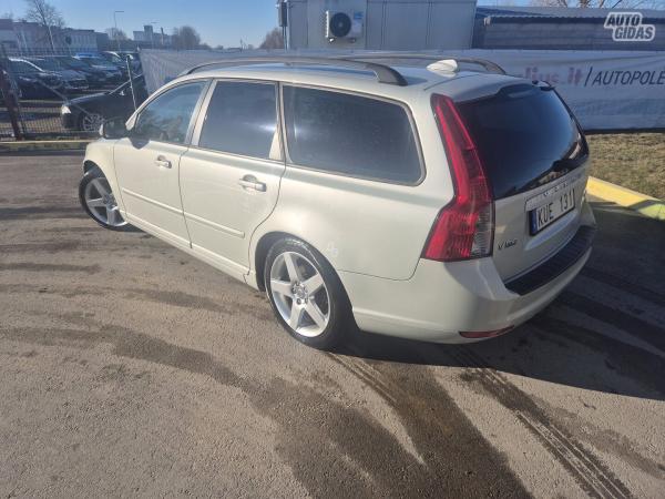White Volvo V50 2011 in Kretinga, with an engine capacity of 1.60 L and mileage of 215 thousand km for 3700 €, photo 1 on AUTOMOTO.COM.LV