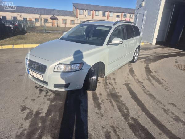 White Volvo V50 2011 in Kretinga, with an engine capacity of 1.60 L and mileage of 215 thousand km for 3700 €, photo 5 on AUTOMOTO.COM.LV