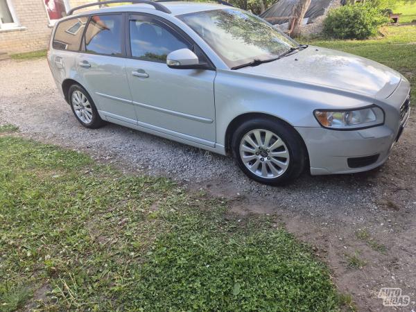 White Volvo V50 2011 in Kretinga, with an engine capacity of 1.60 L and mileage of 215 thousand km for 3700 €, photo 10 on AUTOMOTO.COM.LV