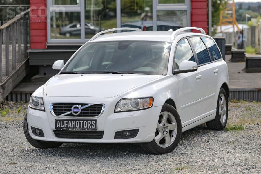 Balts Volvo V50 2011 Rīga, ar dzinēja tilpumu 2.00 L un nobraukumu 283 tūkst. km par 4990 €, foto 1 vietnē AUTOMOTO.COM.LV