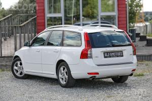 Balts Volvo V50 2011 Rīga, ar dzinēja tilpumu 2.00 L un nobraukumu 283 tūkst. km par 4990 €, foto 4 vietnē AUTOMOTO.COM.LV