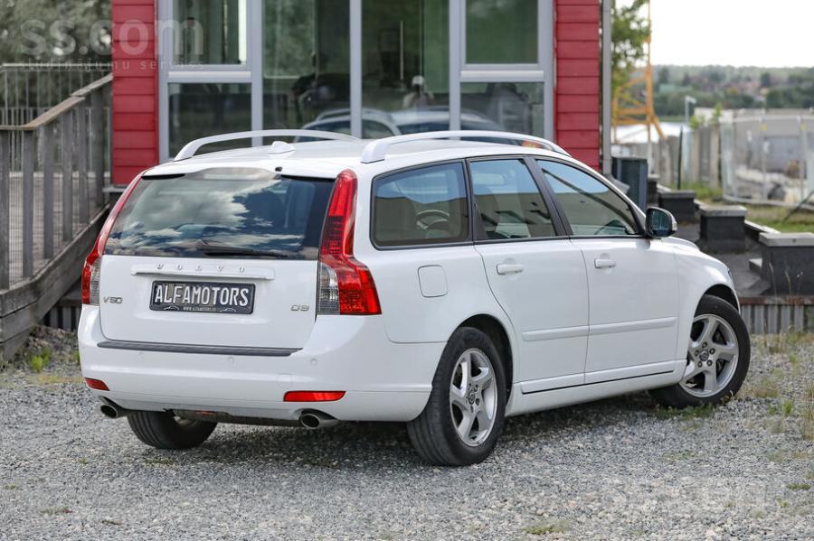 Balts Volvo V50 2011 Rīga, ar dzinēja tilpumu 2.00 L un nobraukumu 283 tūkst. km par 4990 €, foto 5 vietnē AUTOMOTO.COM.LV