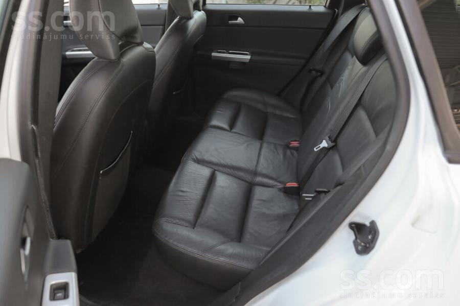 Balts Volvo V50 2011 Rīga, ar dzinēja tilpumu 2.00 L un nobraukumu 283 tūkst. km par 4990 €, foto 10 vietnē AUTOMOTO.COM.LV