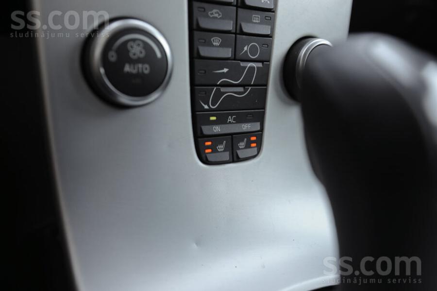 Balts Volvo V50 2011 Rīga, ar dzinēja tilpumu 2.00 L un nobraukumu 283 tūkst. km par 4990 €, foto 16 vietnē AUTOMOTO.COM.LV