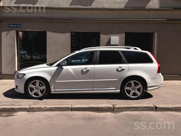 Белый Вольво В50 2011 в Рига, объемом двигателя 2.00 л и пробегом 251 тыс. км за 4900 €, фото 4 на AUTOMOTO.COM.LV