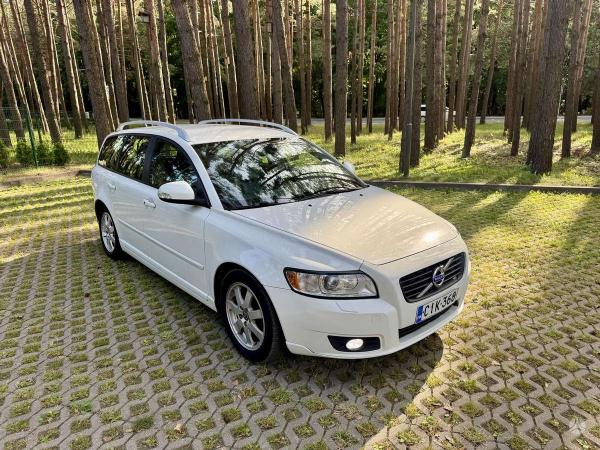 White Volvo V50 2011 in Kaunas, with an engine capacity of 1.56 L and mileage of 280 thousand km for 2999 €, photo 2 on AUTOMOTO.COM.LV