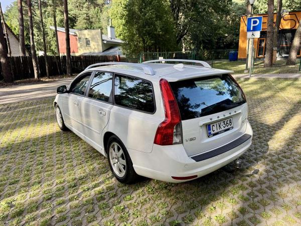 White Volvo V50 2011 in Kaunas, with an engine capacity of 1.56 L and mileage of 280 thousand km for 2999 €, photo 3 on AUTOMOTO.COM.LV