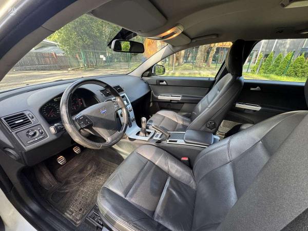 White Volvo V50 2011 in Kaunas, with an engine capacity of 1.56 L and mileage of 280 thousand km for 2999 €, photo 5 on AUTOMOTO.COM.LV