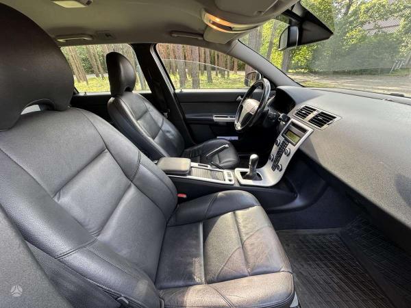 White Volvo V50 2011 in Kaunas, with an engine capacity of 1.56 L and mileage of 280 thousand km for 2999 €, photo 9 on AUTOMOTO.COM.LV