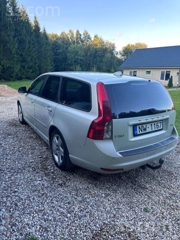 White Volvo V50 2011 in Talsi, with an engine capacity of 1.60 L and mileage of 456 thousand km for 2200 €, photo 5 on AUTOMOTO.COM.LV