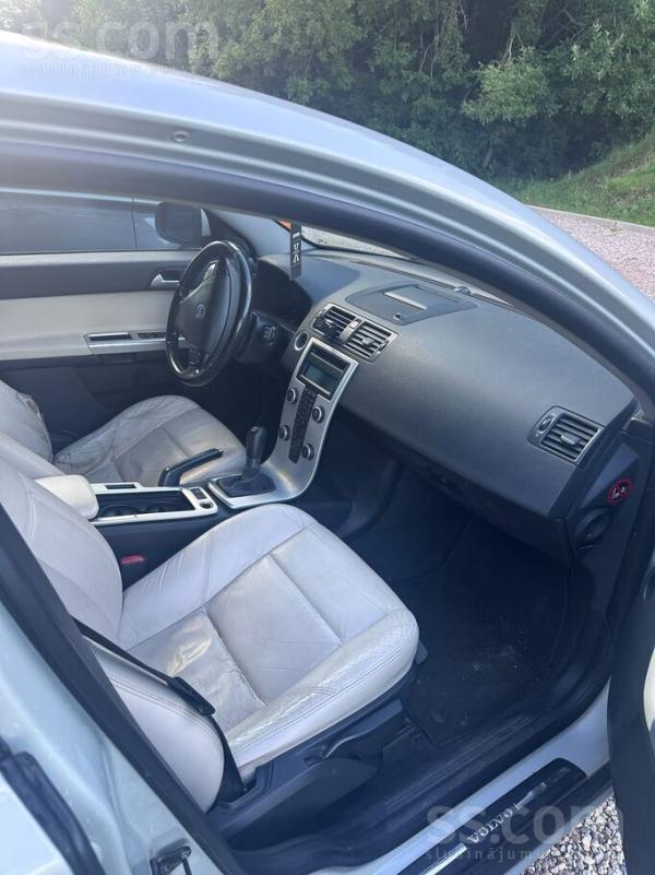 White Volvo V50 2011 in Talsi, with an engine capacity of 1.60 L and mileage of 456 thousand km for 2200 €, photo 4 on AUTOMOTO.COM.LV