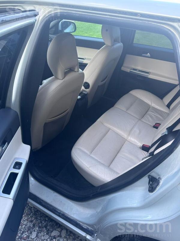 White Volvo V50 2011 in Talsi, with an engine capacity of 1.60 L and mileage of 456 thousand km for 2200 €, photo 11 on AUTOMOTO.COM.LV