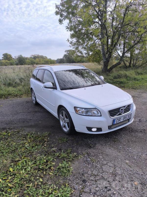 Balts Volvo V50 2011 Liepāja, ar dzinēja tilpumu 1.60 L un nobraukumu 278 tūkst. km par 3700 €, foto 1 vietnē AUTOMOTO.COM.LV