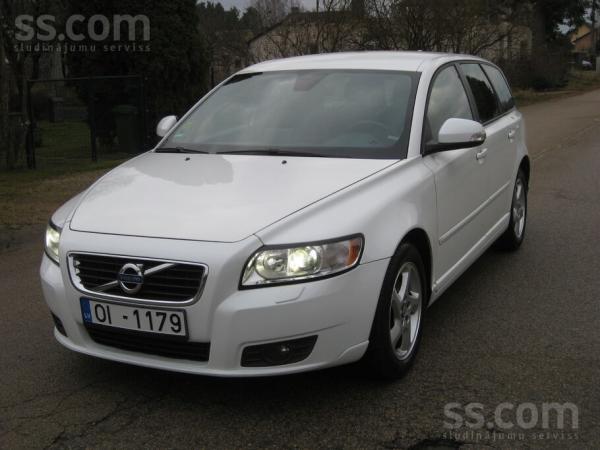 White Volvo V50 2012 in Jekabpils, with an engine capacity of 2.00 L and mileage of 350 thousand km for 5570 €, photo 2 on AUTOMOTO.COM.LV