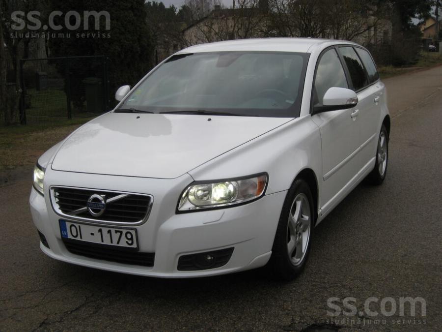 White Volvo V50 2012 in Jekabpils, with an engine capacity of 2.00 L and mileage of 350 thousand km for 5570 €, photo 2 on AUTOMOTO.COM.LV