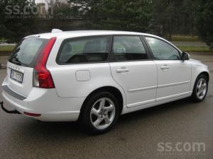 White Volvo V50 2012 in Jekabpils, with an engine capacity of 2.00 L and mileage of 350 thousand km for 5570 €, photo 4 on AUTOMOTO.COM.LV