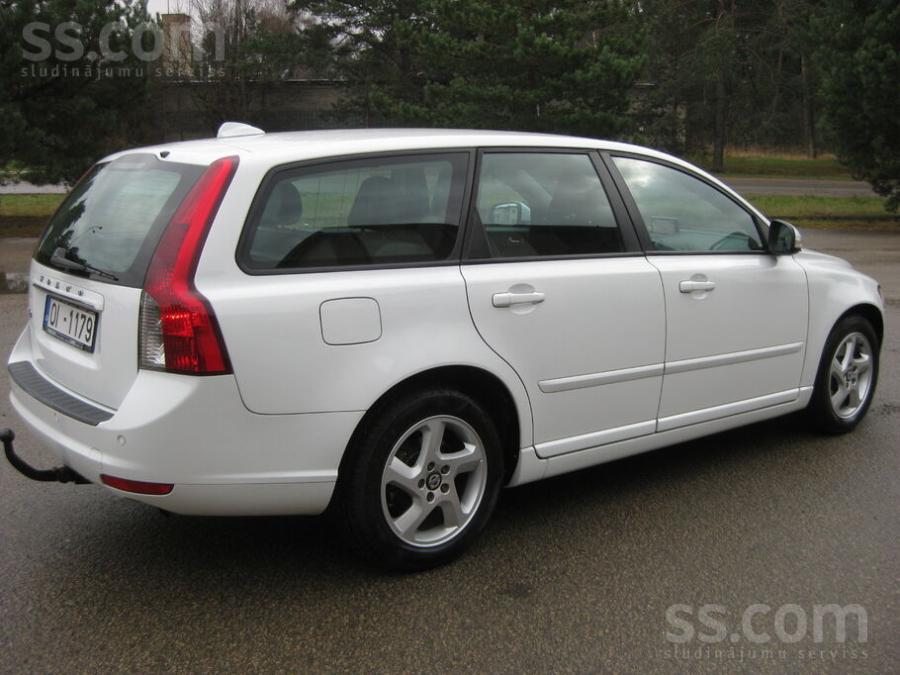 White Volvo V50 2012 in Jekabpils, with an engine capacity of 2.00 L and mileage of 350 thousand km for 5570 €, photo 4 on AUTOMOTO.COM.LV