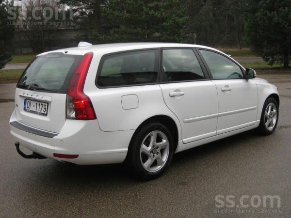 White Volvo V50 2012 in Jekabpils, with an engine capacity of 2.00 L and mileage of 350 thousand km for 5570 €, photo 6 on AUTOMOTO.COM.LV