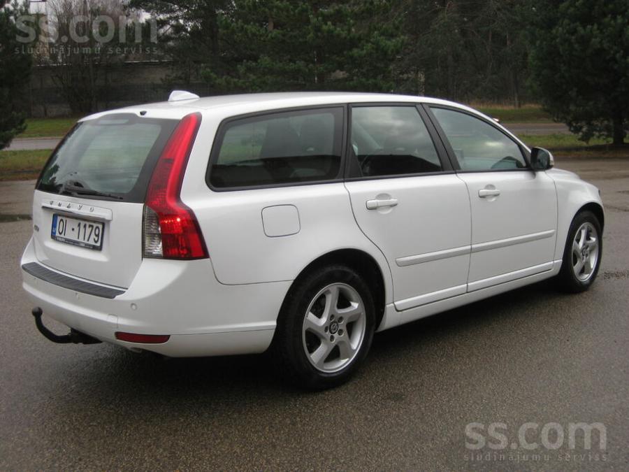 White Volvo V50 2012 in Jekabpils, with an engine capacity of 2.00 L and mileage of 350 thousand km for 5570 €, photo 6 on AUTOMOTO.COM.LV