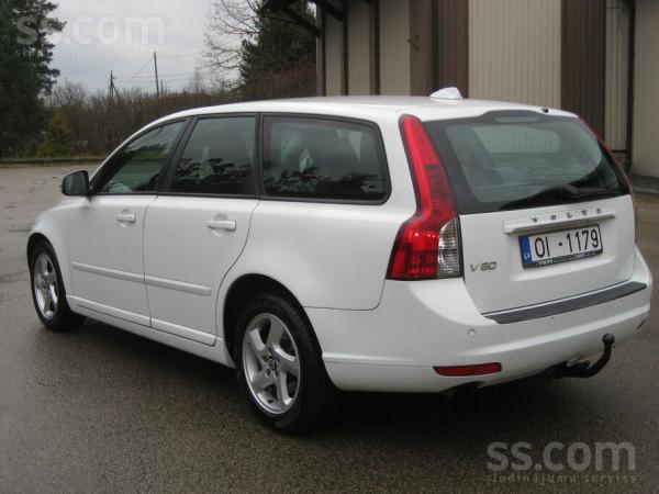 White Volvo V50 2012 in Jekabpils, with an engine capacity of 2.00 L and mileage of 350 thousand km for 5570 €, photo 7 on AUTOMOTO.COM.LV
