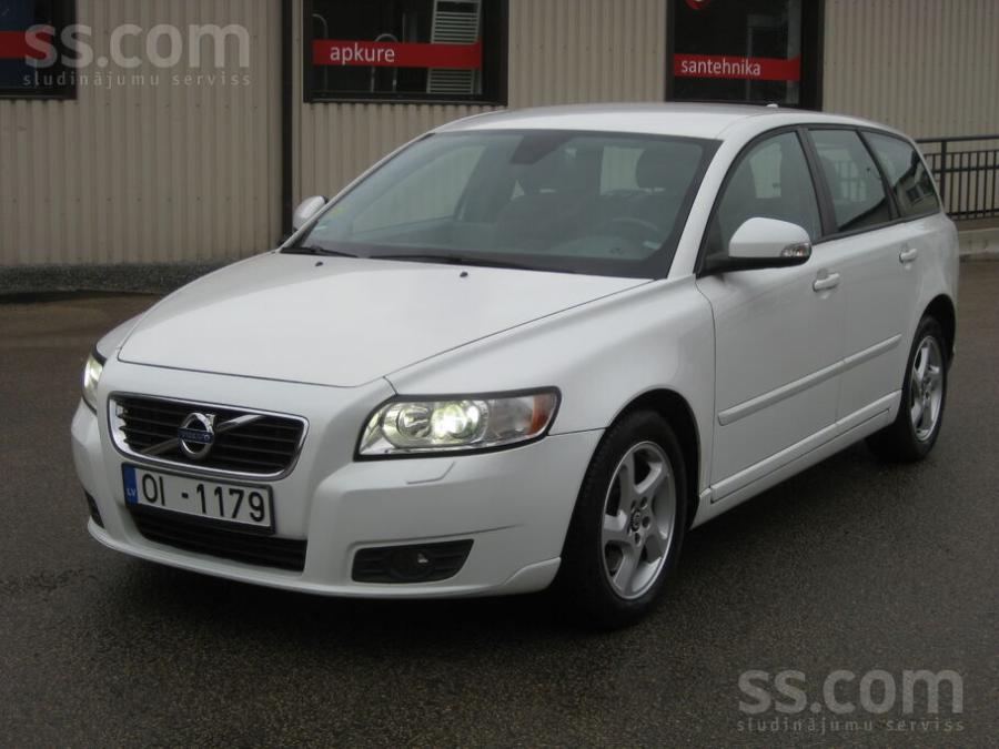 White Volvo V50 2012 in Jekabpils, with an engine capacity of 2.00 L and mileage of 350 thousand km for 5570 €, photo 8 on AUTOMOTO.COM.LV