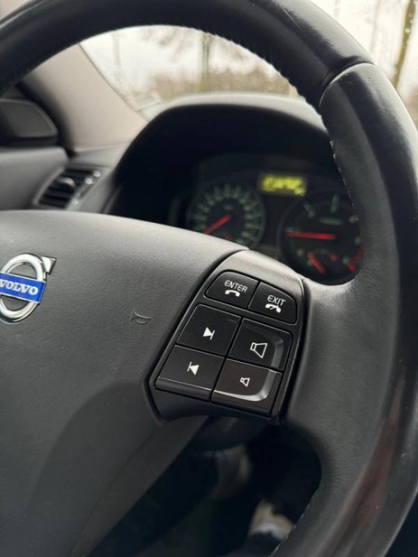 White Volvo V50 2012 in Riga, with an engine capacity of 1.60 L and mileage of 235 thousand km for 5450 €, photo 10 on AUTOMOTO.COM.LV
