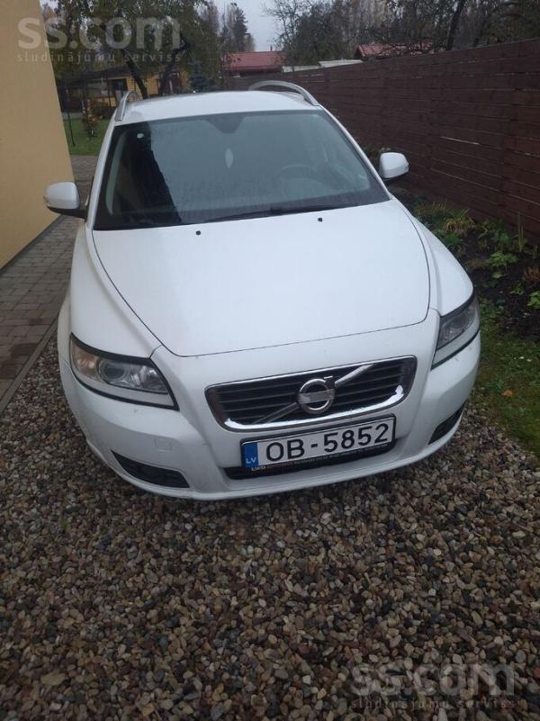 White Volvo V50 2012 in Limbazi, with an engine capacity of 1.60 L and mileage of 303 thousand km for 3800 €, photo 1 on AUTOMOTO.COM.LV