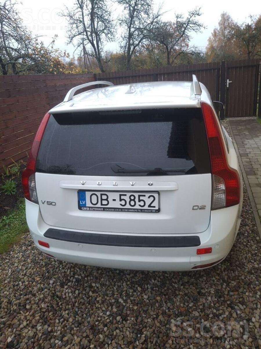 White Volvo V50 2012 in Limbazi, with an engine capacity of 1.60 L and mileage of 303 thousand km for 3800 €, photo 3 on AUTOMOTO.COM.LV