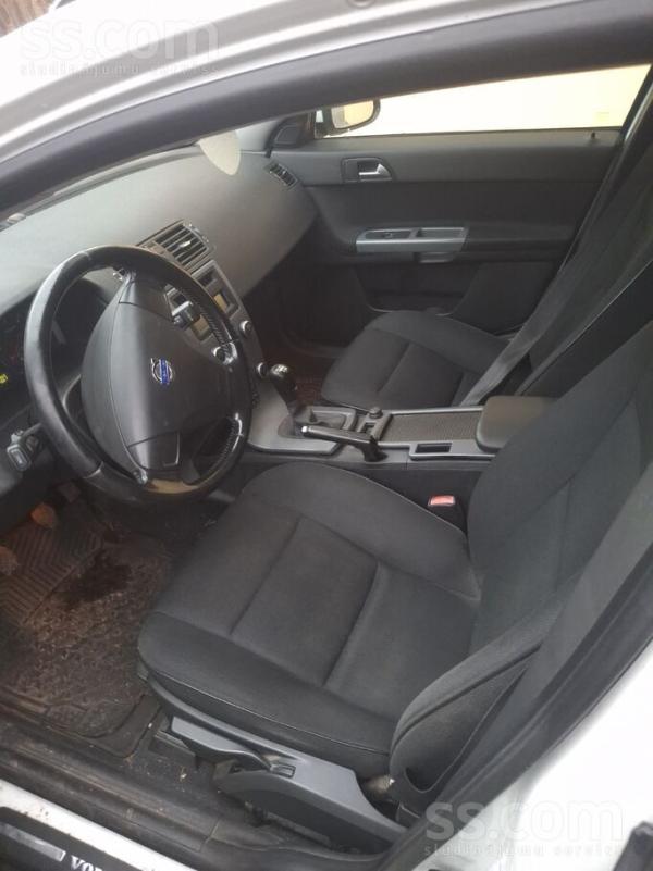 White Volvo V50 2012 in Limbazi, with an engine capacity of 1.60 L and mileage of 303 thousand km for 3800 €, photo 6 on AUTOMOTO.COM.LV