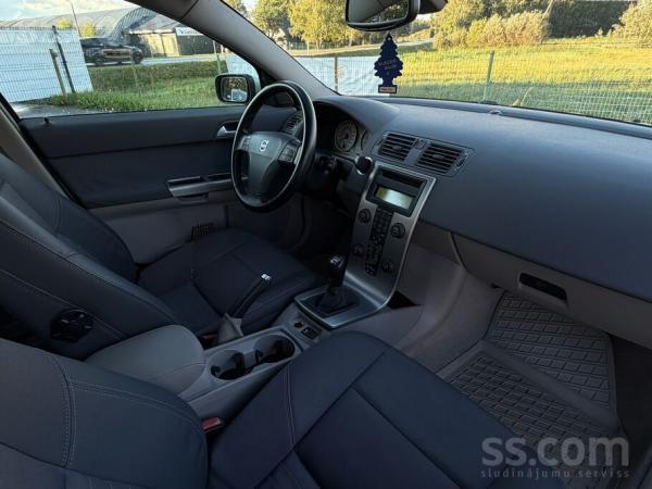 Yellow Volvo V50 2005 in Ogre, with an engine capacity of 2.00 L and mileage of 166 thousand km for 2900 €, photo 11 on AUTOMOTO.COM.LV