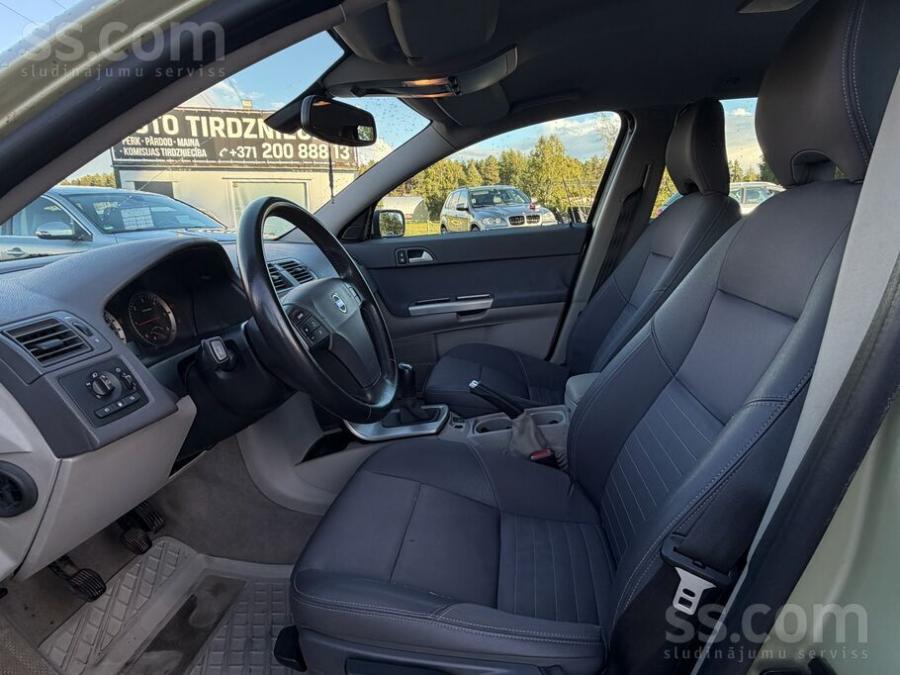 Yellow Volvo V50 2005 in Ogre, with an engine capacity of 2.00 L and mileage of 166 thousand km for 2490 €, photo 12 on AUTOMOTO.COM.LV