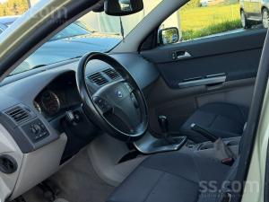 Yellow Volvo V50 2005 in Ogre, with an engine capacity of 2.00 L and mileage of 166 thousand km for 2490 €, photo 14 on AUTOMOTO.COM.LV