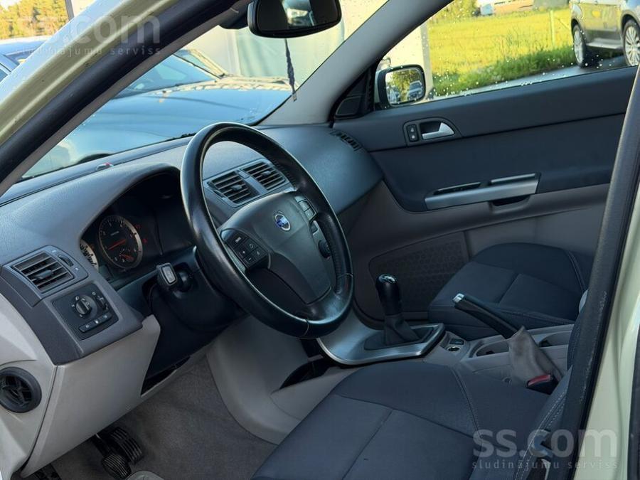 Yellow Volvo V50 2005 in Ogre, with an engine capacity of 2.00 L and mileage of 166 thousand km for 2490 €, photo 14 on AUTOMOTO.COM.LV