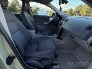 Yellow Volvo V50 2005 in Ogre, with an engine capacity of 2.00 L and mileage of 166 thousand km for 2490 €, photo 16 on AUTOMOTO.COM.LV