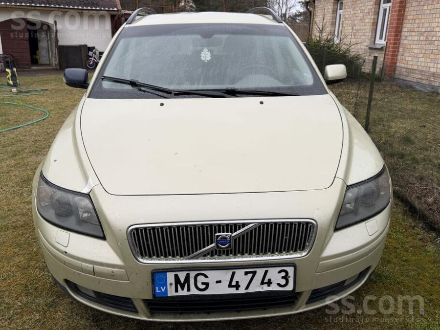 Желтый Вольво В50 2006 в Рига, объемом двигателя 2.00 л и пробегом 435 тыс. км за 1000 €, фото 1 на AUTOMOTO.COM.LV