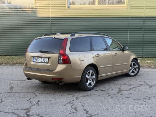 Желтый Вольво В50 2007 в Рига, объемом двигателя 2.40 л и пробегом 336 тыс. км за 2050 €, фото 3 на AUTOMOTO.COM.LV
