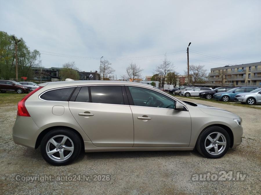 Smilšu krāsa Volvo V60 2016 Rakvere, ar dzinēja tilpumu 2.00 L un nobraukumu 238 tūkst. km par 7900 €, foto 7 vietnē AUTOMOTO.COM.LV