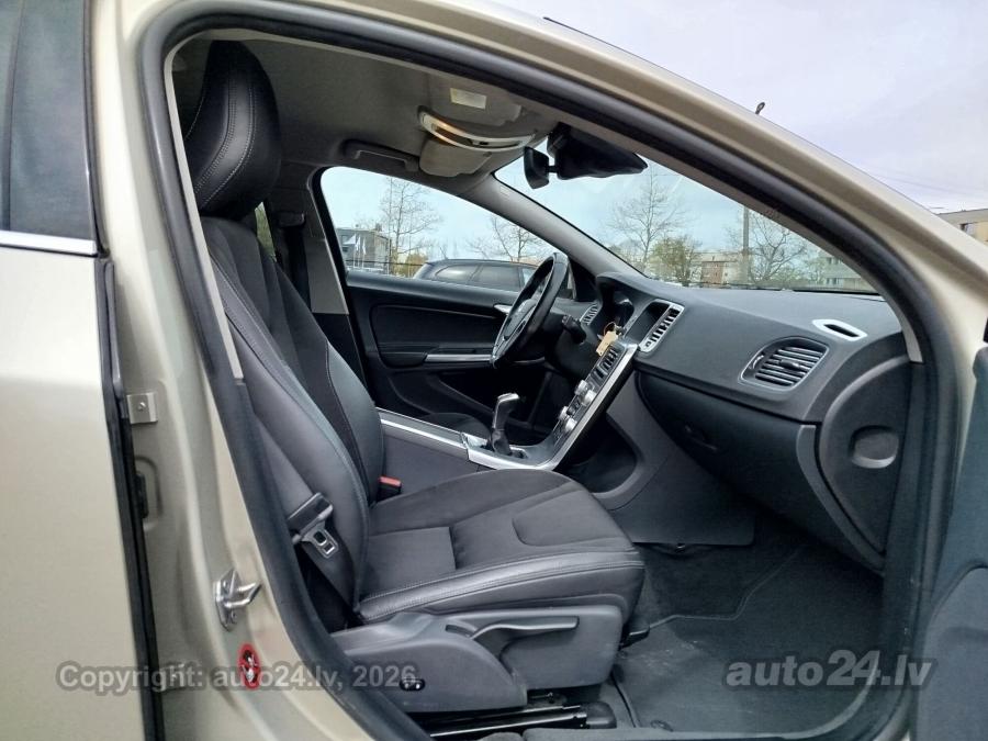 Smilšu krāsa Volvo V60 2016 Rakvere, ar dzinēja tilpumu 2.00 L un nobraukumu 238 tūkst. km par 7900 €, foto 9 vietnē AUTOMOTO.COM.LV