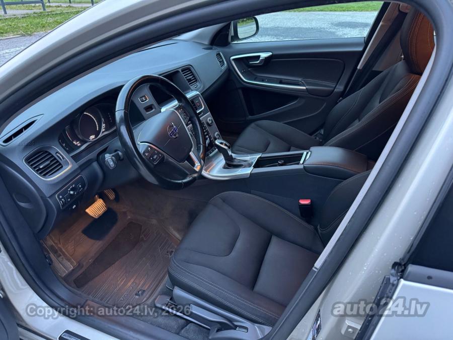Beige Volvo V60 2017 in Tallinn, with an engine capacity of 1.50 L and mileage of 232 thousand km for 9900 €, photo 10 on AUTOMOTO.COM.LV