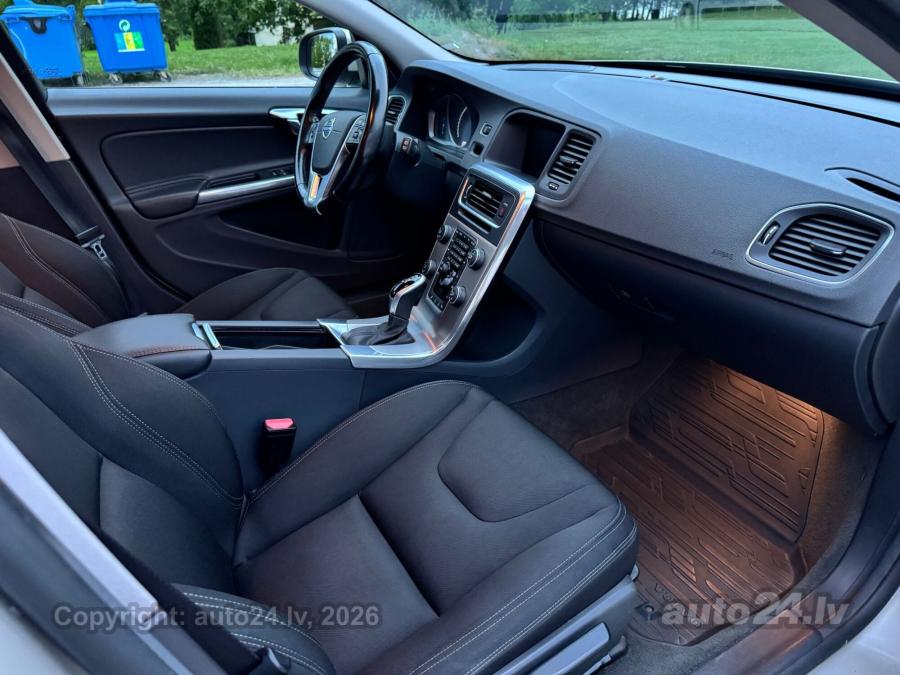 Beige Volvo V60 2017 in Tallinn, with an engine capacity of 1.50 L and mileage of 232 thousand km for 9900 €, photo 13 on AUTOMOTO.COM.LV