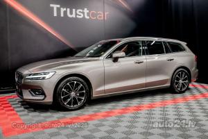 Beige Volvo V60 2018 in Parnu, with an engine capacity of 2.00 L and mileage of 213 thousand km for 17300 €, photo 4 on AUTOMOTO.COM.LV